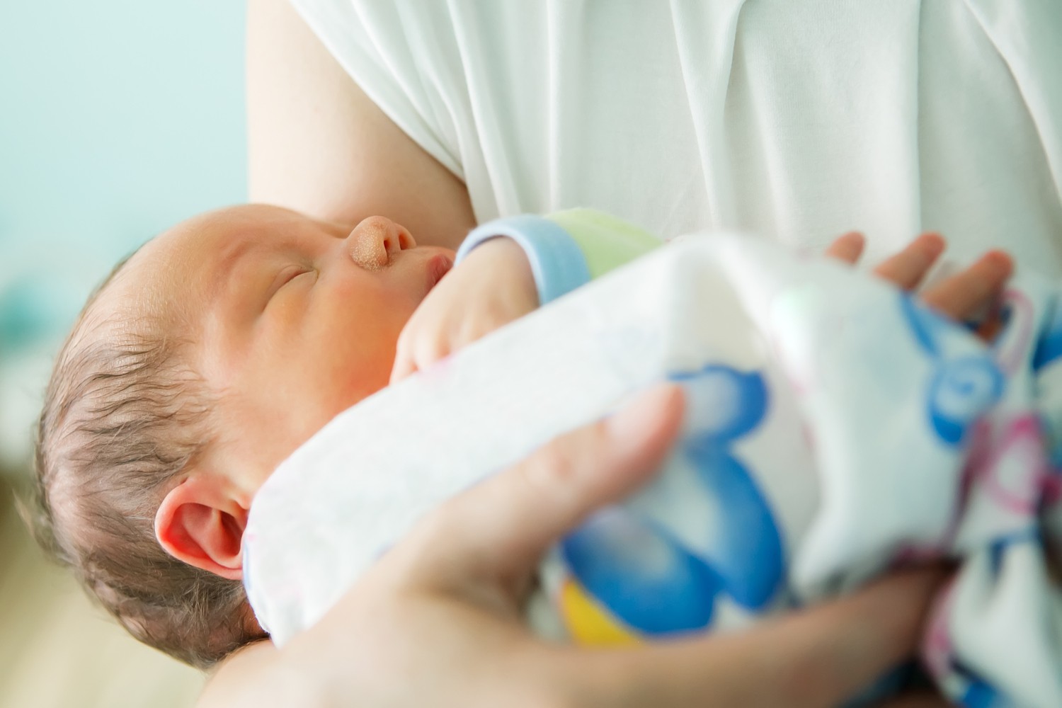 How to Hold a Newborn Baby - Positions And Tips - Being The Parent