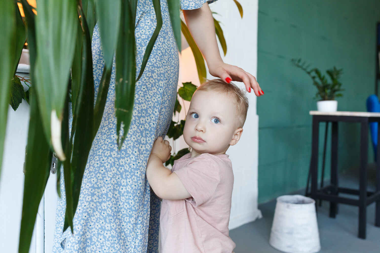 How Can I Tackle My Toddler's Fear Of Strangers? - Being The Parent