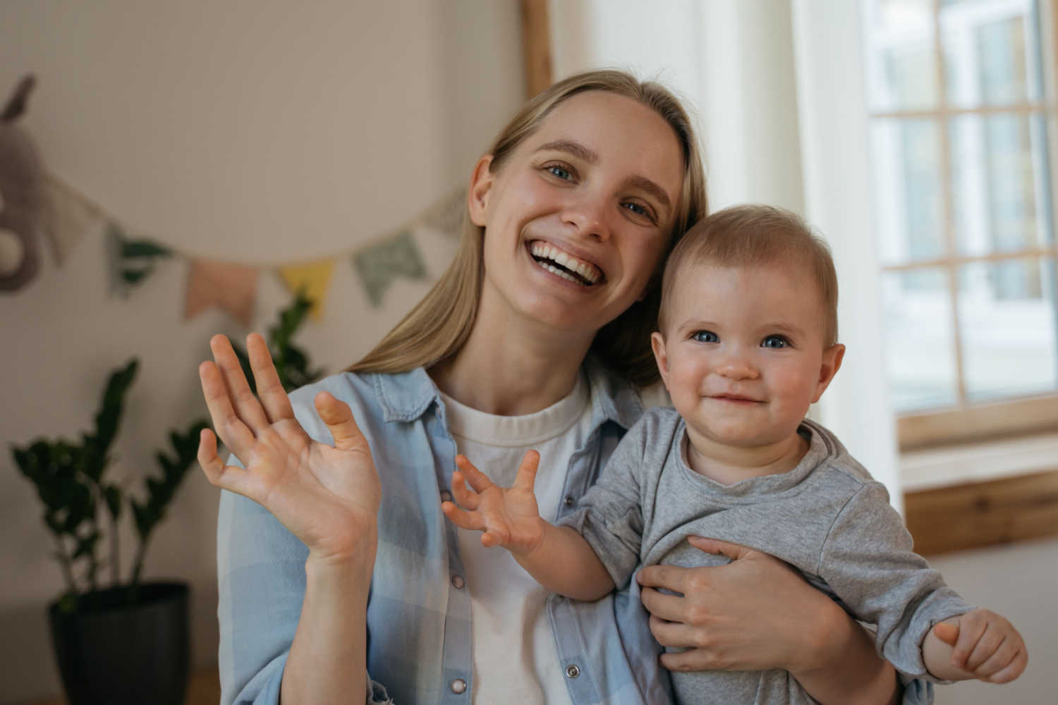 When Will Babies Start Waving Hands? - Being The Parent