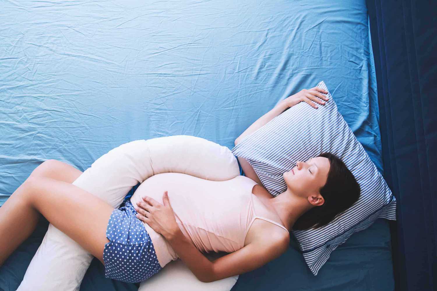 How To Use Pregnancy Pillow? - Being The Parent